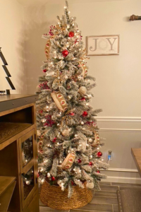 15 Cute Red Christmas Tree Decor Ideas To Try This Year - Simplymarla